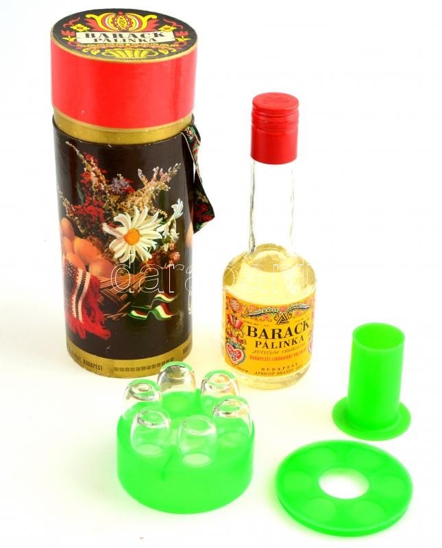 cca 1970 Barack pálinka. 1L üveg, díszdobozban, pohártáróval, 6 ...