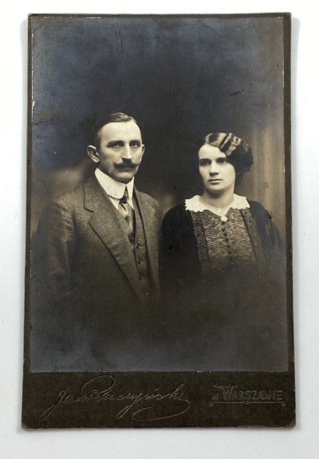 [Warszawa] Fotografia portretowa, na tekturce firmowej Jan Raczyński ...