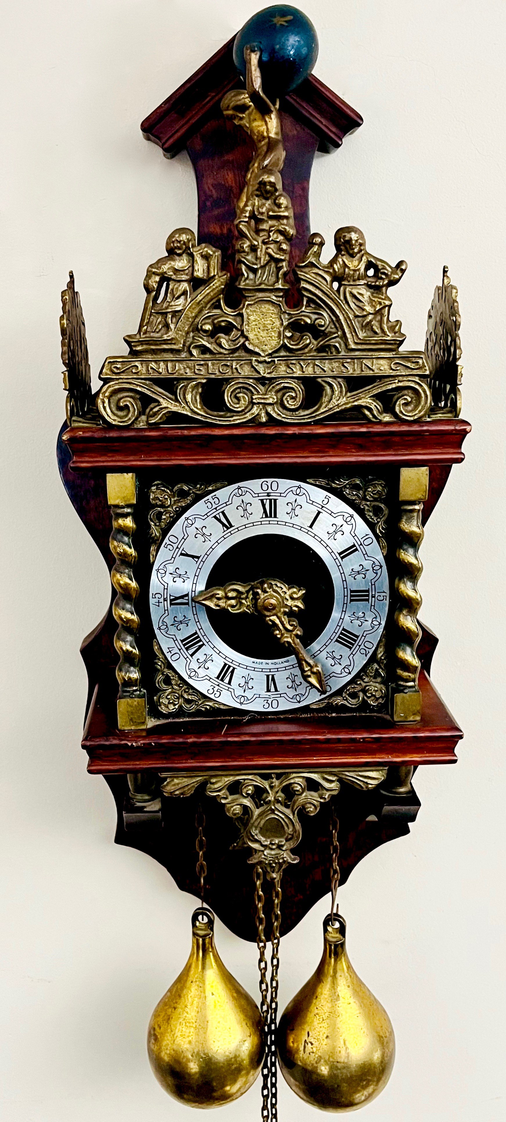 Decorative wall clock decorated with the figure of Atlas - Online ...