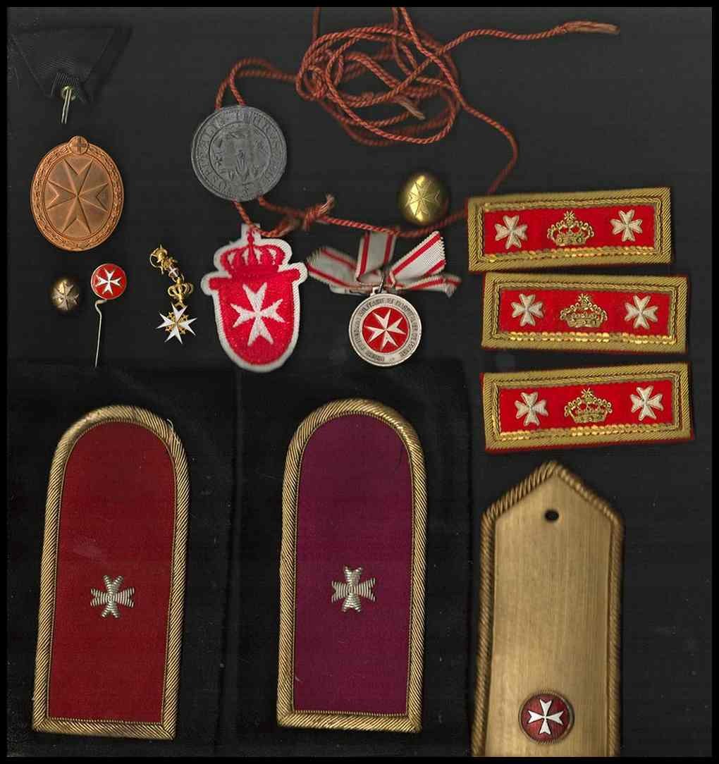 SMOM Lot of shoulder boards, shoulder tabs, badges, medals, a miniature ...