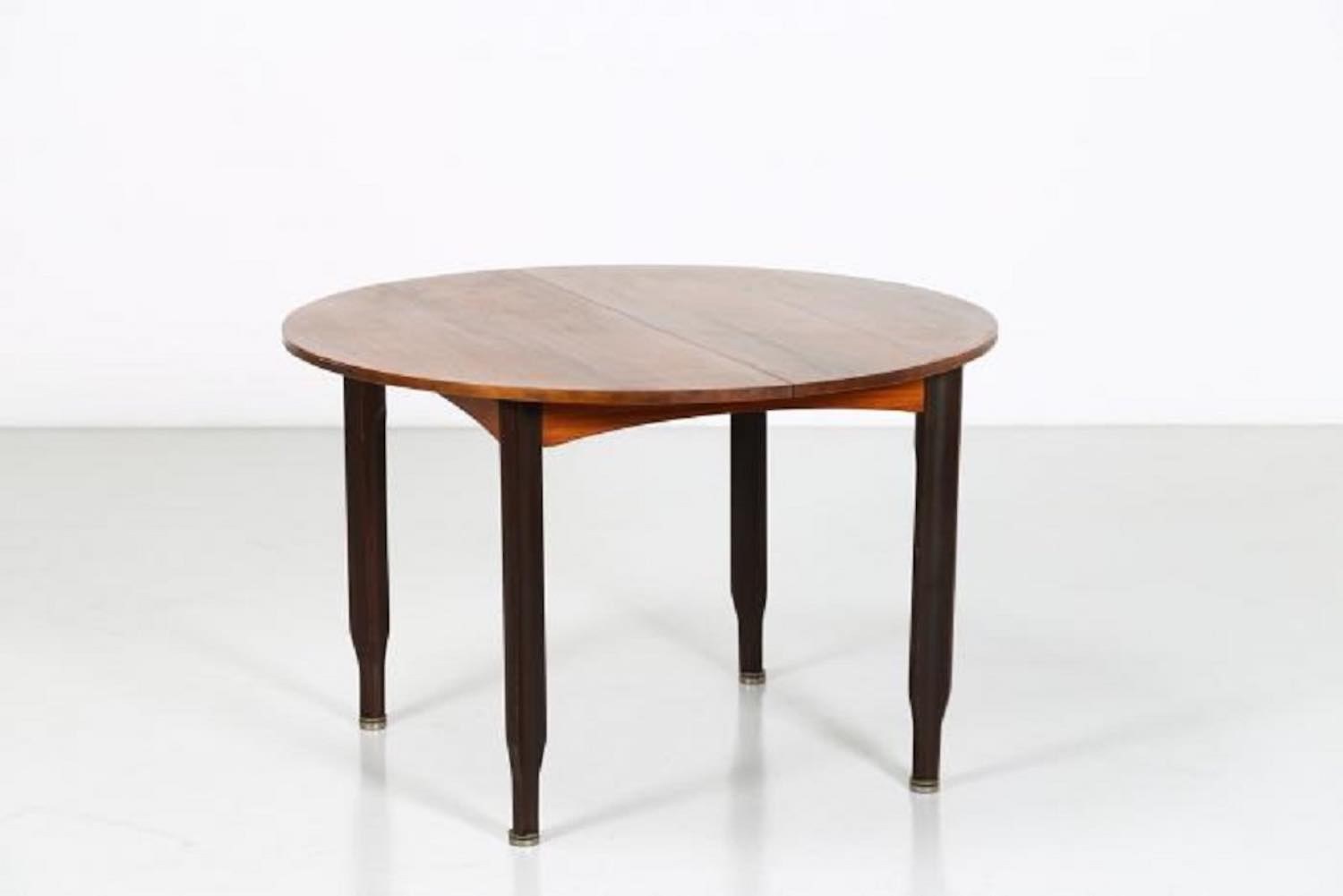 Italian dining table, Round wooden dining table of Italian manufacture ...