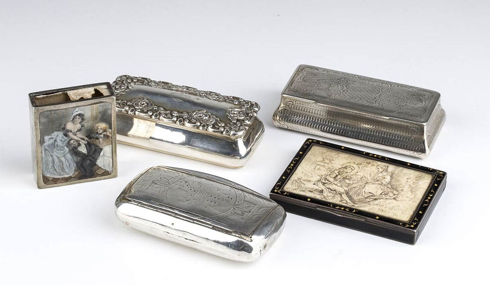 Lot consisting of four small boxes and a silver matchbox - late 19th ...