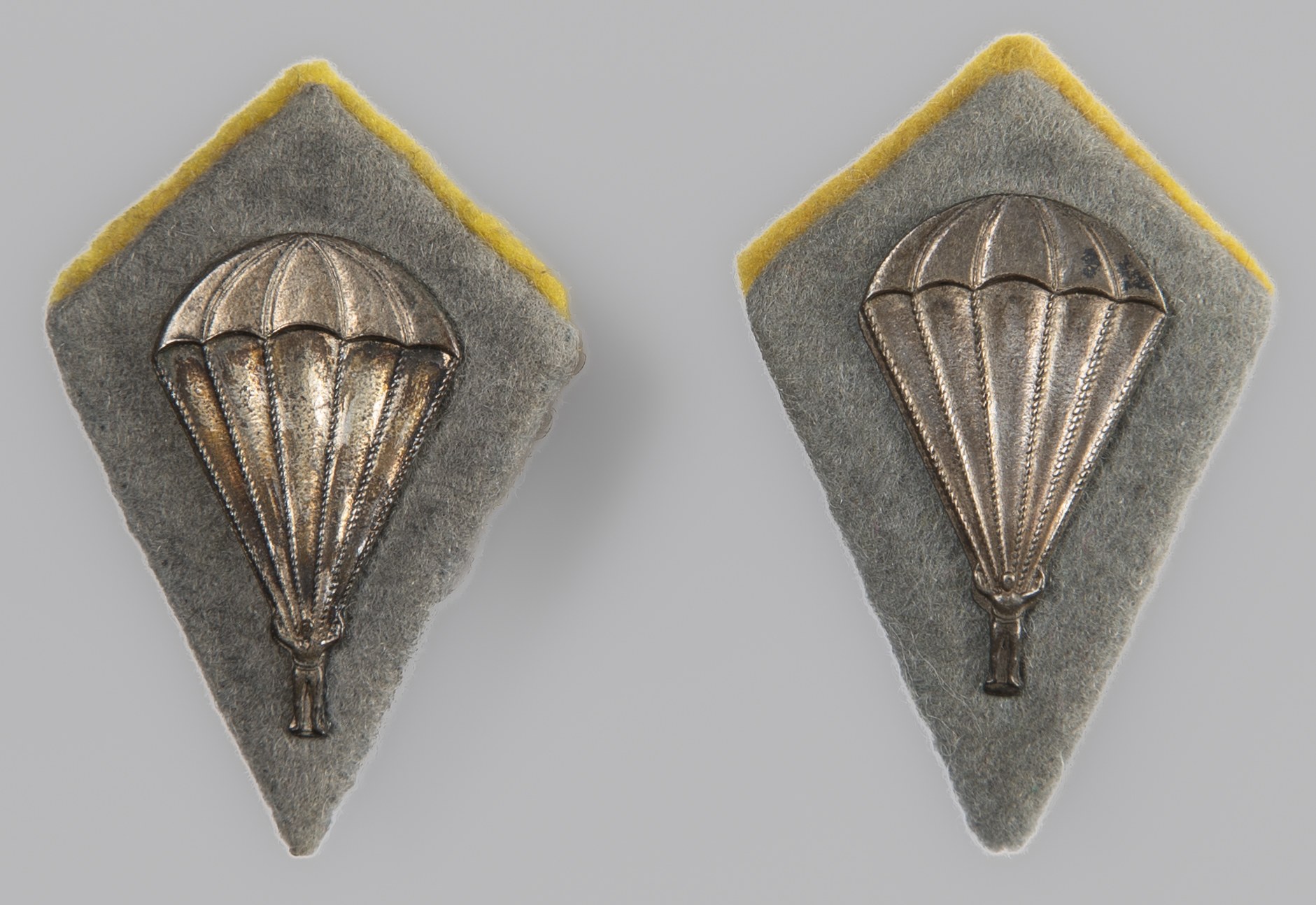 Dwie patki spadochronowe z emblematem z żółtymi wypustkami - Aukcja ...