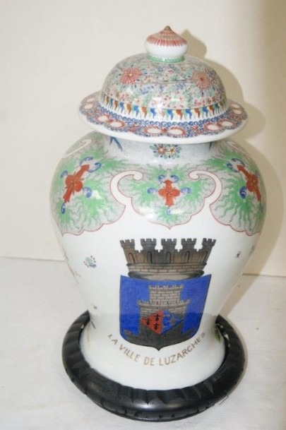 CHANTILLY Potiche couverte en porcelaine, à décor d'oiseaux branchés d ...