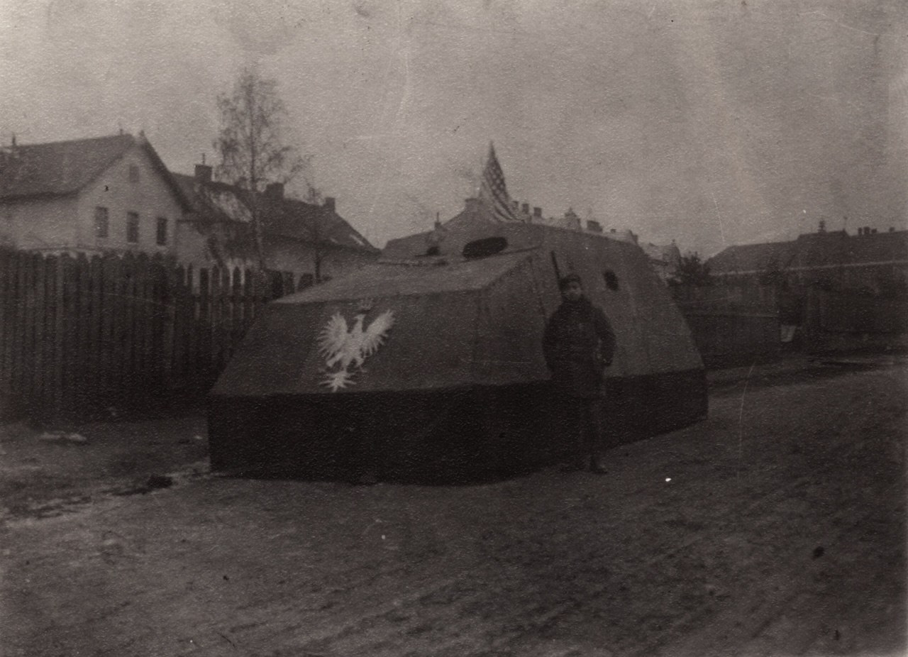 Obrona Lwowa] Fotografia - Tank Piłsudskiego. Auto pancerne "Józef ...