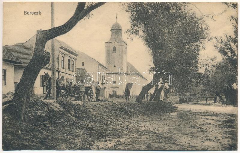 1917 Bereck, Bereczk, Bretcu; utca, templom, katonák takarítanak ...